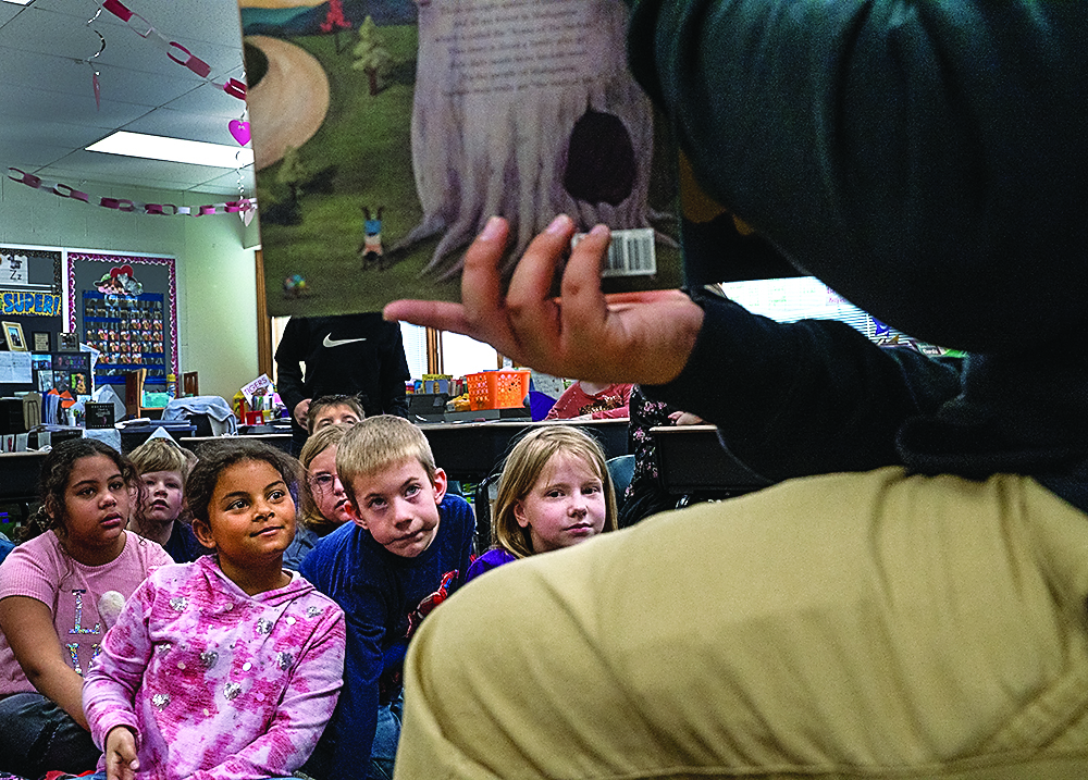 Sharing their stories: Altoona High students read to elementary kids to ...